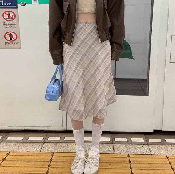 膝下丈のレディースチェックスカートは、シンプルでありながら存在感のあるデザインが魅力です。大人可愛い雰囲気を演出し、カジュアルからフォーマルまで幅広いシーンで活躍します。上品なスタイルにもぴったり色展開 アプリコット ヘイグサイズ S Mサ...