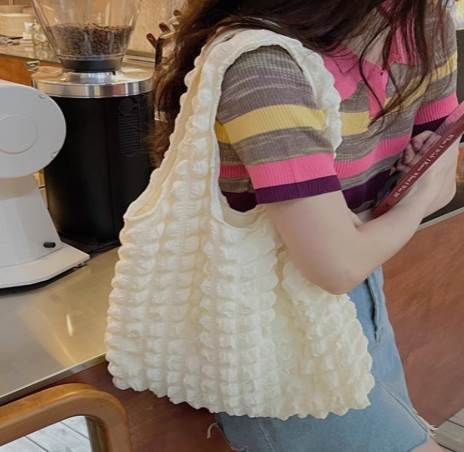 韓国スタイルのプリーツデザインが特徴で、可愛らしさと大人の上品さを兼ね備えています。シンプルでありながら存在感が際立ち、オフィスやビジネスシーンでも使いやすい一品です。色展開 アプリコット 黒 ピンク 黄色 水色 ライトグリーン ブルーパー...