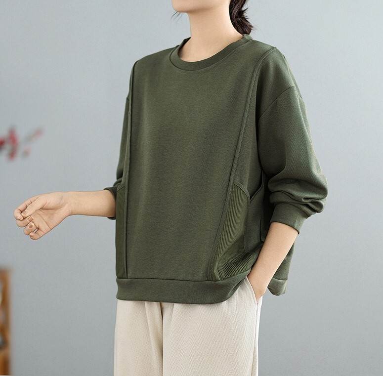 やわらかな質感とシンプルなデザインが魅力のスウェットプルオーバーです。ゆったりとしたシルエットにドロップショルダーを取り入れ、抜け感のある着こなしを叶えます。両サイドのポケットは実用性だけでなく、カジュアルなアクセントとしても活躍します。落...