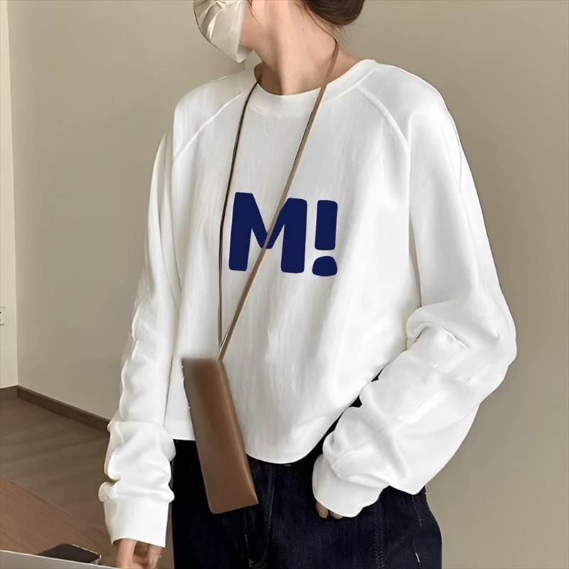 春秋にぴったりのカットソーミディアム丈で、スタイリングがしやすく、デイリーユースから通勤、お出かけまで幅広く活躍します。大人可愛いデザインは、こなれ感を演出し、個性的なスタイルを楽しめます。シンプルだけど上品で、おしゃれを楽しむ全ての女性に...