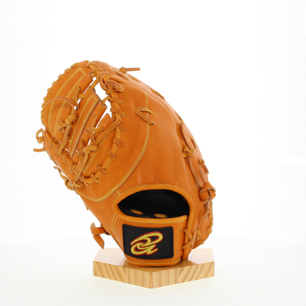 革と芯、金型にこだわり抜いて作られた逸品。タテに長いファーストミットでどんな打球も送球もキャッチ。ウェブ下にポケットを形成しやすいタイプ。 ■ベトナム製 ■素材：ステアハイド 当店独自のグラブ表記につきまして 「グラブが持つ本来の姿×あなた...