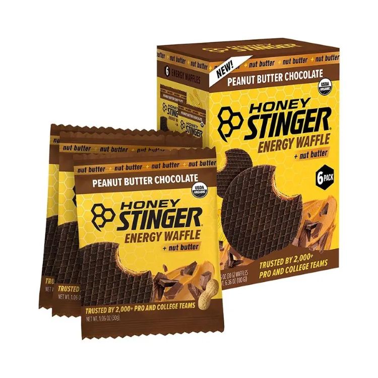 チョコレートとピーナッツバターの人気のフレーバーコンビネーションが、ふわふわのチョコレートワッフル2枚の間に挟まれています。