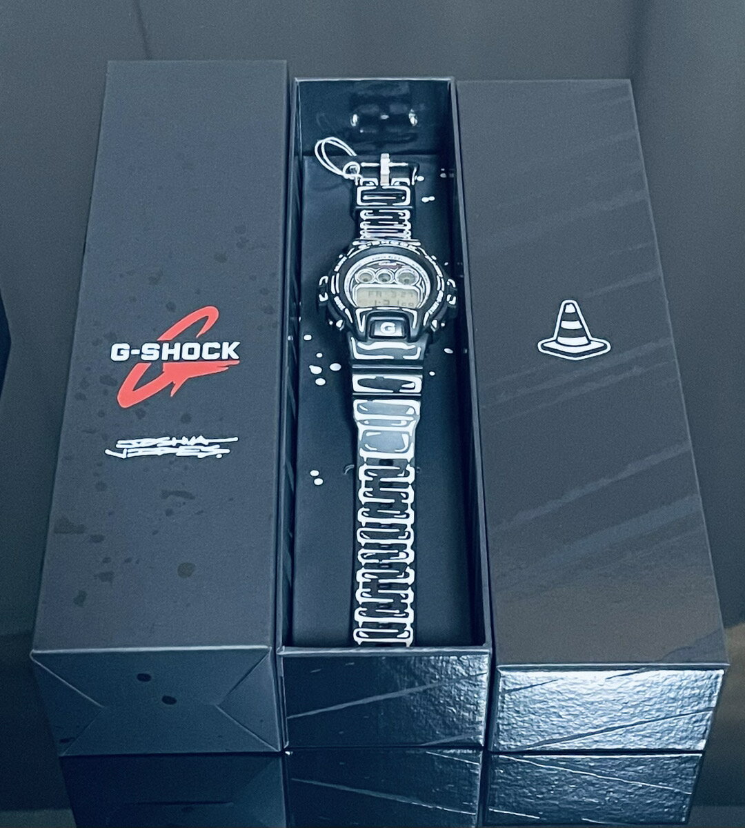 【特徴】 1983年の誕生以来、様々なカルチャーと融合し進化を続けるG-SHOCKから、Joshua Vides（ジョシュア・ヴィーダス）とのコラボレーションモデルです。 フロントボタンと三つ目液晶が特徴の「DW-6900」に、Joshua...
