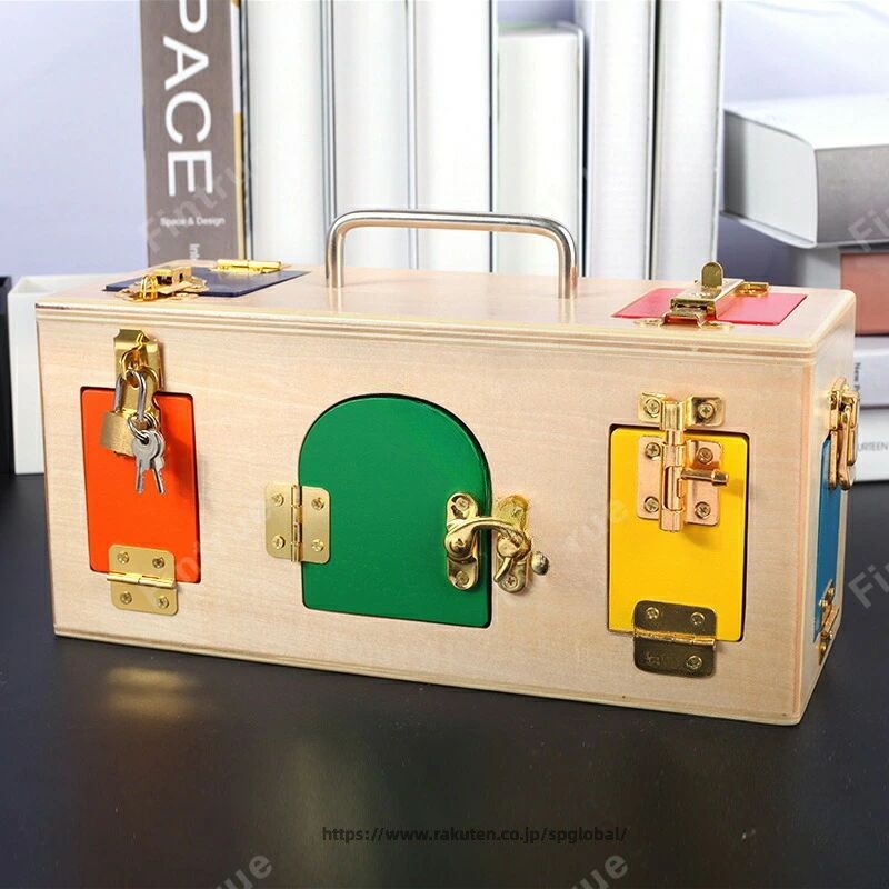 高品質の木製玩具。すべてのドアとラッチ付きの10種類のロックを備えた細工された木製のロックボックス。この製品は、ハンドアイコーディネーションスキルを完璧にし、実践的なライフスキルを学ぶのに役立ちます。創造性、忍耐力、実践能力を発達させ、昇進...