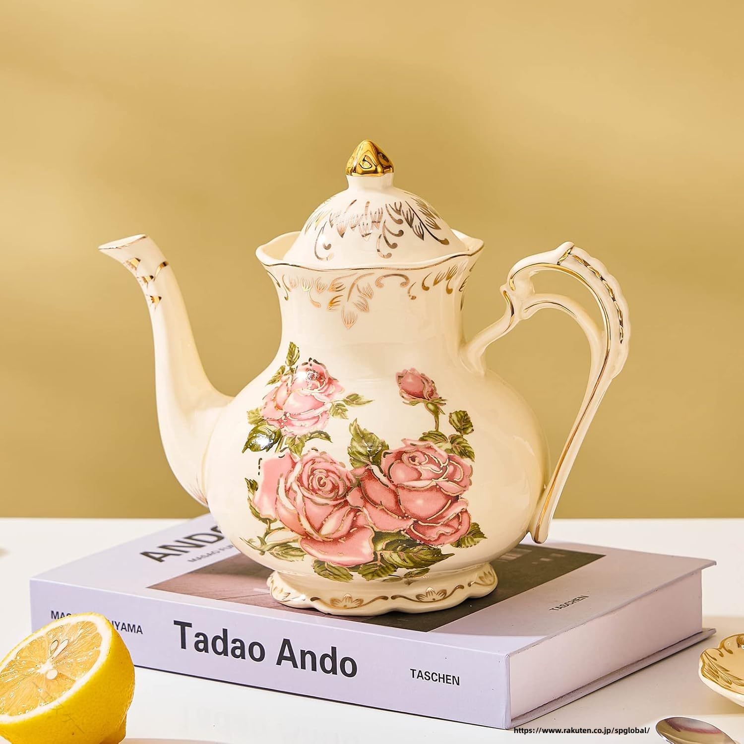 1. **見事なデザイン**：高品質セラミック製。華やかな赤バラ柄と金色の葉模様、金線が施された中空の取っ手で、エレガンス溢れ、アフタヌーンティーにロマンを添えます。2. **快適なサイズ**：容量は約4ティーカップ。口径2.36インチ、高...