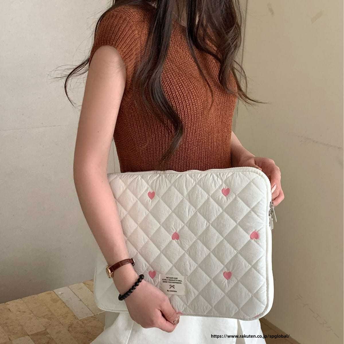 　　　◆◇◆売れている秘密◆◇◆【大人可愛いハート刺繍デザイン】で大人気のインス風デザインを取り入れた、パソコンケース かわいい です。ぷっくりとしたキルティング生地に、控えめなハートの刺繍がアクセント。シンプルながらも洗練されたスタイルで...