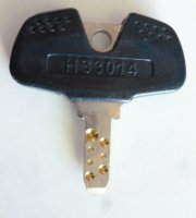 4号機 アルゼ 闘神雷電花田勝 ドアキーの販売となります。 間違い購入を防ぐ為にも必ずご注文時の備考欄にお使い予定の機種名の明記をお願い致します。 ※商品は新品コピー品となりますのでご了承下さい。（画像の物とは異なります） ※設定キーは別ペ...