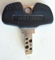 5号機 アルゼ 剣豪！武蔵 ドアキーの販売となります。 間違い購入を防ぐ為にも必ずご注文時の備考欄にお使い予定の機種名の明記をお願い致します。 ※商品は中古コピー品となりますのでご了承下さい。（画像の物とは異なります） ※設定キーは別ページ...