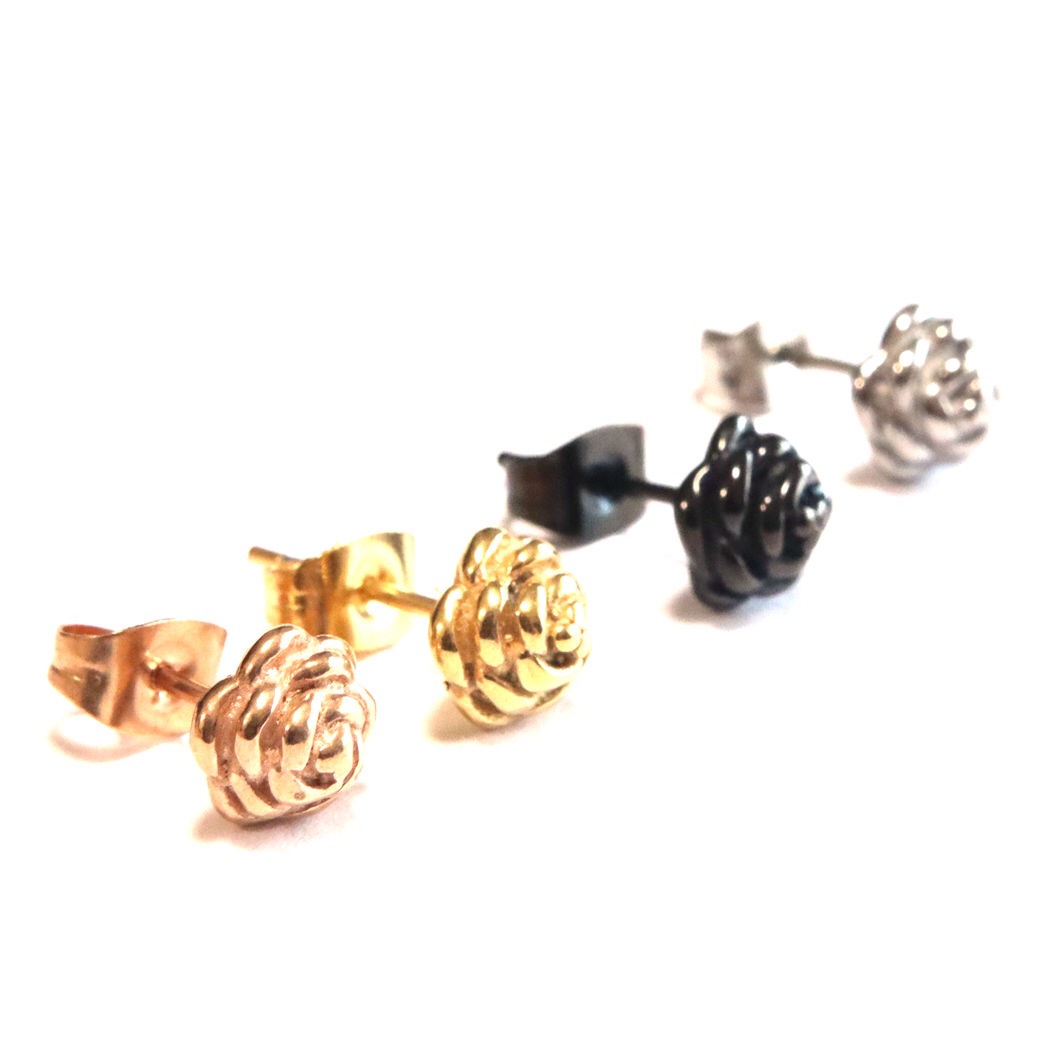 注意＝商品は1個の価格になります、両耳ご希望の方は、2個ご注文お願いします！ 可愛らしい薔薇をモチーフにしたスタッズピアス 小ぶりでシンプルな一品です！ ステンレス素材なので、アレルギー対応！ つけたままの入浴可能です。 取り扱い色4色！ ...