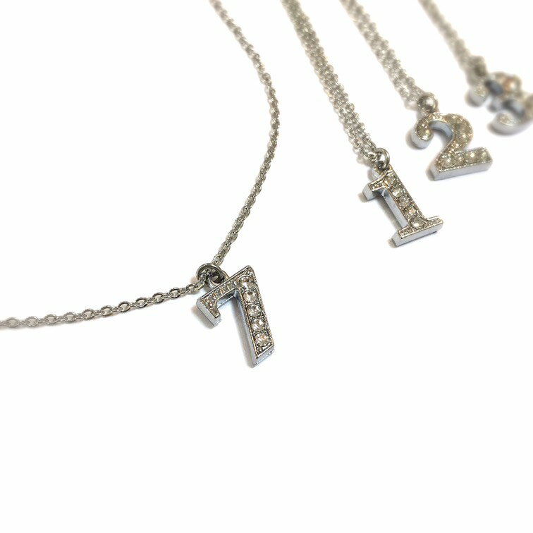 話題商品 大人気ナンバーネックレス チェーンはサージカルステンレスになりますので アレルギーにも強く錆、褪せ、剥げにも強い 2桁付け可能 チェーンの長さは 40cmにプラス5cmのアジャスター付き ※40cmより短くしたい方はお知らせくださ...