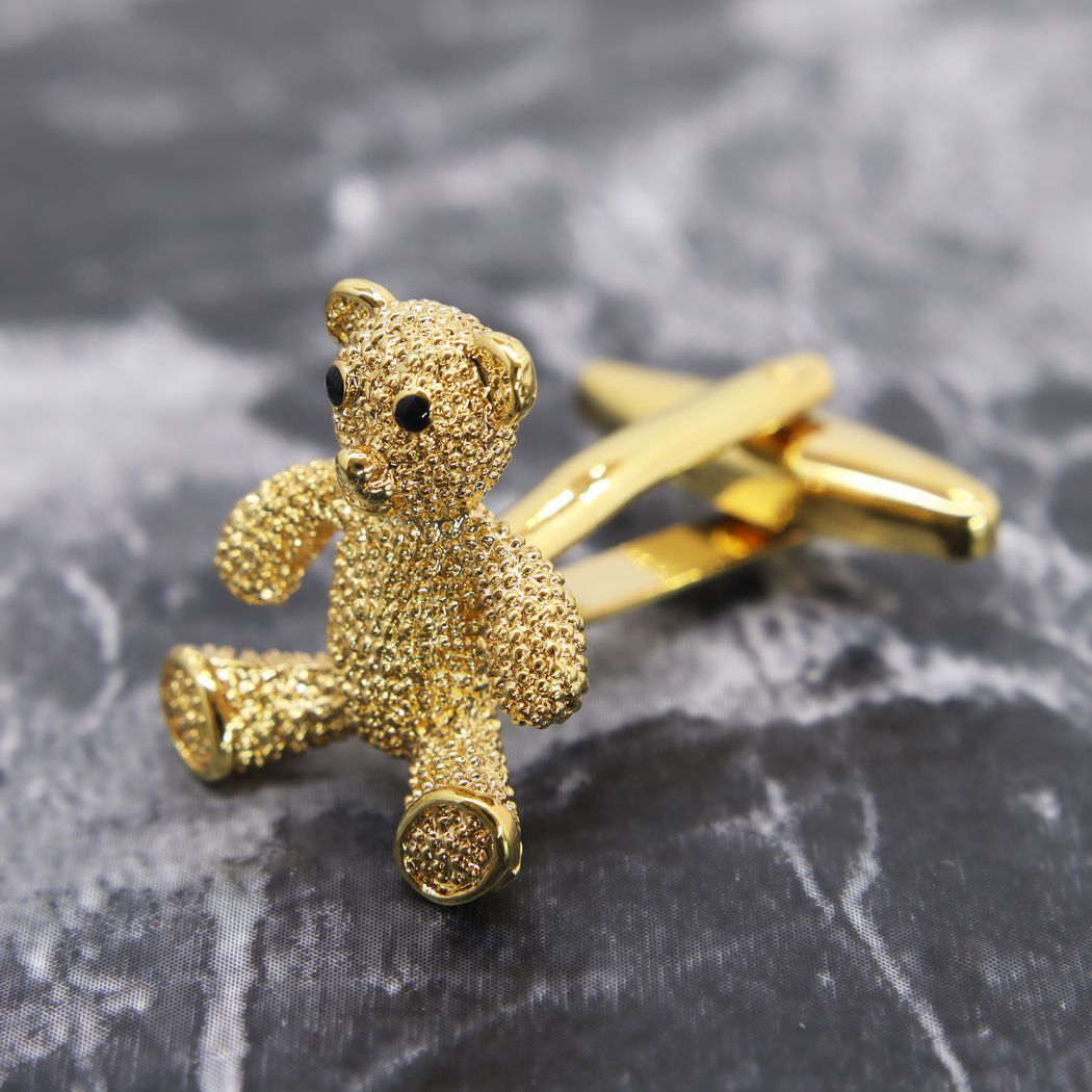 クマの可愛らしいフォルムをゴールドで上品な見た目に。 小ぶりなサイズでオシャレなカフスになります。 袖元を華やかにさりげなく飾ってくれます。 自分用にはもちろん！ 男性用のプレゼントにも一押しな商品になります。 素材 真鍮 サイズ 縦17m...