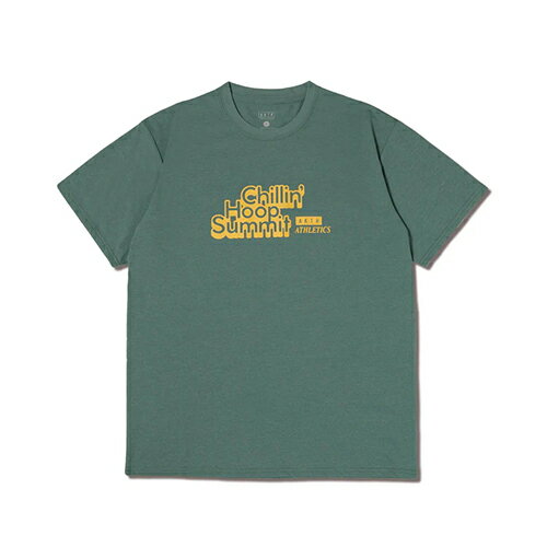 design：今回のホリデーシーズンに向けたコレクションは、リラックスした肩肘張らない雰囲気で、バスケットボールのカルチャーやコミュニティの交流を目指す架空のサミット「Chillin’ Hoop Summit」をテーマにデザイン。フロントに...