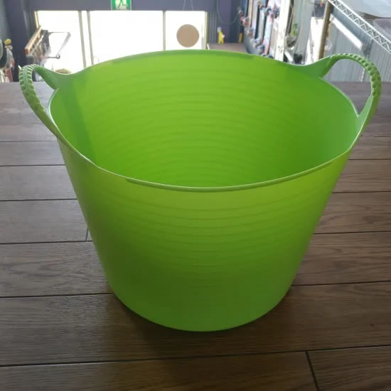 今や “バケツ界の王様 ” と称されるTUBTRUGS®は、今日日本で活躍するフレキシブルコンテナの先駆けとなった存在です。 ◆モデル◆　FLEXIBLE ◆カラー◆　LIME　 ◆サイズ◆　S:約Φ340 x H280mm　底面...
