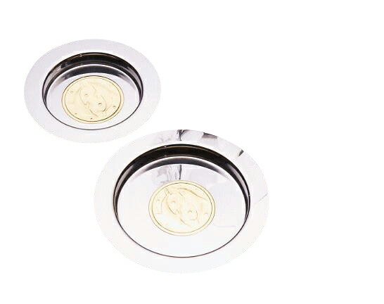 中央にイルカのゴールドアクセントを施したミニトレーです。 宝石入れやワインボトルホルダーなどにもお使い頂けます。 （画像右下がミニトレーのラージです。） 直径120ミリ ご希望によりイニシャル・ネームを無料で彫り込み致します。 ※上記画像の...