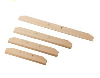 歯の部分が交換可能ですので経済的です。 [商品詳細] ●素材：ヒノキ材 ●仕様：木製レーキ用の取替用板です。 60x8.5x2.1cm ●原産国：日本 取り付けボルト、ナット付 こちらの商品はお取り寄せ商品となりますので注文後のキャンセルは...