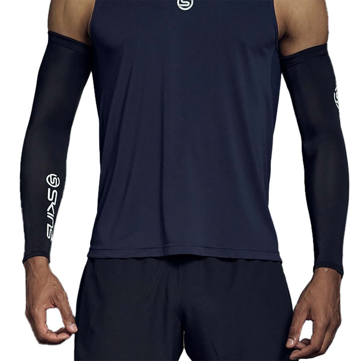 ※当店の商品はすべて日本正規代理店より仕入れた正規品です。【素材】ナイロン76%/ポリウレタン24%【サイズチャート】XS(42)：上腕周囲26〜29cmS(44)：上腕周囲29〜31cm M(46)：上腕周囲31〜33.5cmL(48)上...