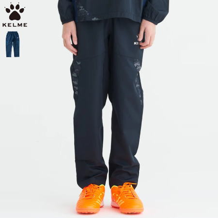 ウーブン素材のトレーニングピステパンツ、柄部分は昇華プリント、裏地なし ■素材：シャインタフタ （ポリエステル100%） ■サイズ：130.140.150.160 モデル144cm 着用サイズ 140 ※当店とメーカーの在庫を合わせた数を表...