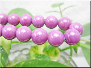 フォスフォシデライト…独特な美しい紫色で、あまり見かけないとてもレアな石。鉄イオンと燐酸が含まれた【バリサイト】に属する鉱物です。 サードアイ（第6チャクラ）でしっかりと見ることを訴えかけてくれる石です。精神的疲労やストレスからの解放を促し...