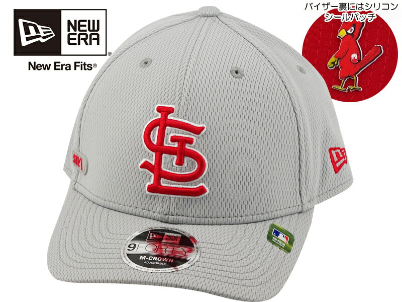 9 FORTY M-Crownは、オリジナルの9 FORTYよりも高めのセミフルシェイプを採用しています。MLBクラブハウスコレクション。フロントチームロゴ刺繍、右サイドにシリコンパッチ。バイザー裏にはシリコンシールパッチ付き。バイザーはチ...