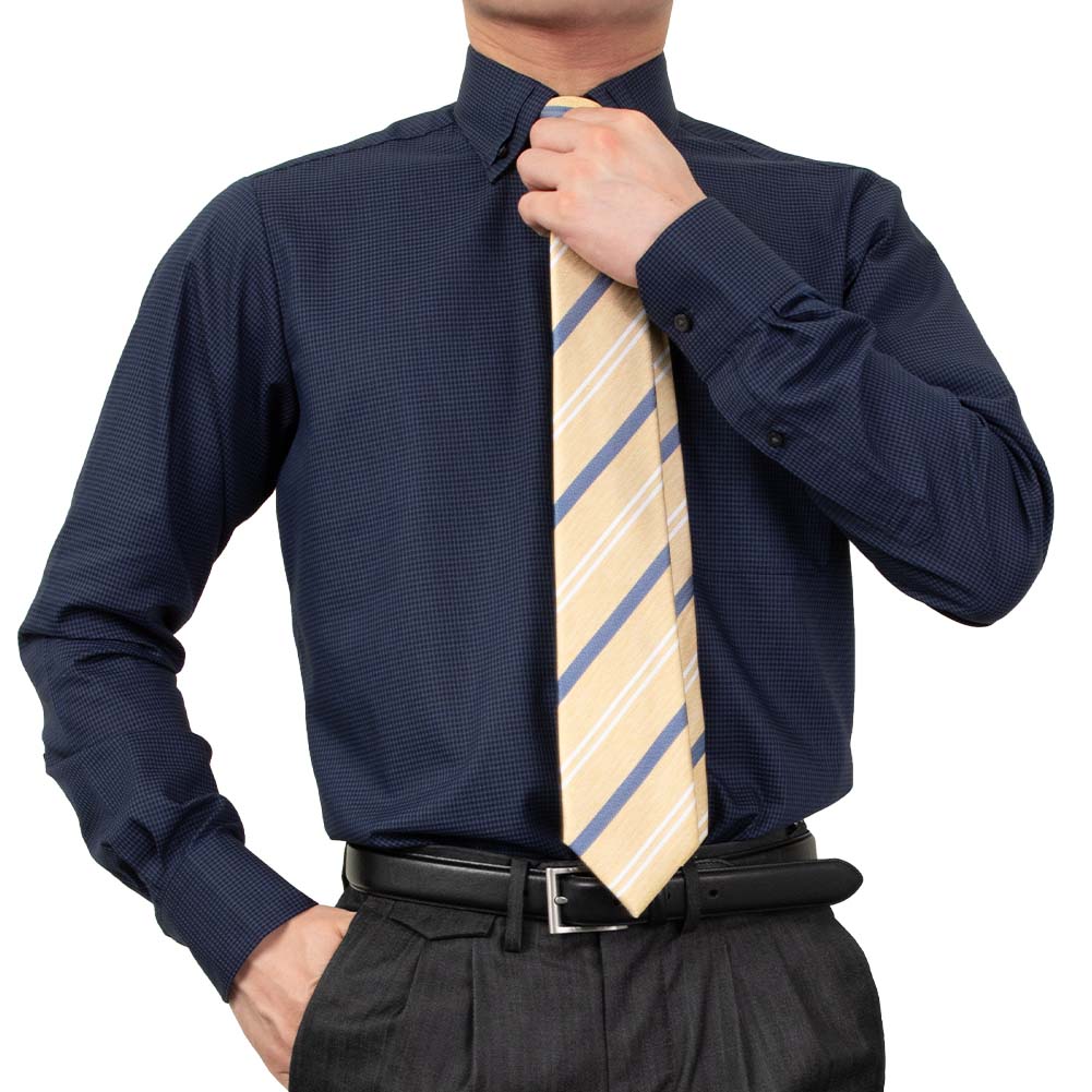 ※画面上と実物では多少色具合が異なって見える場合もございます。ご了承ください。特別な日に、いつもとは違う自分を演出できる「SHIRT HOUSE・ブラックレーベル」の商品です。濃色のパーツ使いで、衿回りにアクセントを加えた存在感のあるシャツ...