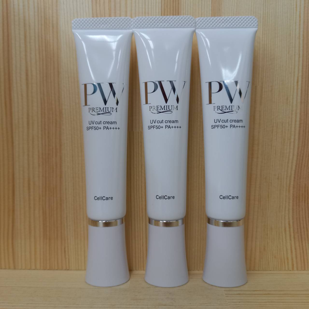 商品名セルケア ピュアホワイト 薬用 UVカットクリーム 30g 3個セット仕様■内容量：30g全成分トラネキサム酸、グリチルレチン酸ステアリルデカメチルシクロペンタシロキサン、精製水、低温焼成酸化亜鉛、パラメトキシケイ皮酸2−エチルヘキシ...