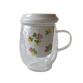 ガラスのマグカップとセラミックの茶こし。ガラスのマグカップに陶磁器の茶漉しと蓋をセットしました。茶漉しに茶葉をいれお湯を注いで蓋をしてしばし待ち、いい色にお茶が出たら茶漉しをはずして、そのまま飲めます。ガラスごしにお茶の濃さが見えるから、少...