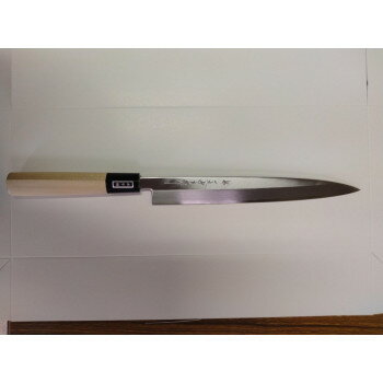 堺の職人がプロ用ハガネ白二鋼で作った本格和包丁です。※切れ味の良いハガネ製につき錆の発生にはご注意ください。※ご使用後は速やかに洗浄し水分を残さず拭き取ってください。サイズ本体:約幅33×奥行22×高さ413mm、刃渡り270mm個装サイズ...