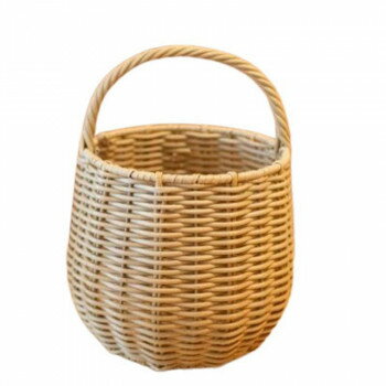天然素材風のリアルなプリントを施したポリエチレン素材を使用。パッと見た時に本物の天然素材かと思う仕上がりです。縦長の丸くてかわいいフォルム。お散歩の際のかごバッグとしても使えそうなワンハンドルバスケットです。ポリエチレン素材を使用した天然素...