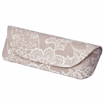 メガネケース花レースです。※生地の取り都合により柄が異なります。サイズ内寸:約W155×D55×H28mm個装サイズ：3.4×16.2×6.2cm重量約58g個装重量：60g素材・材質布(コットン、ポリエステルなど)仕様ケースタイプ:セミハ...