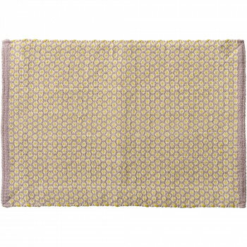 優しい色合いの花柄です。フローリングにピタッと密着するからずれにくく掃除機かけもスムーズです。心地良い使用感を大切にインドの職人が1枚ずつ手織りしています。サイズ60×0.5×45cm個装サイズ：63.7×45.9×4cm重量500g個装重...