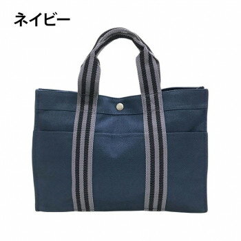 シンプルなデザインにラインベルトのアクセントがきいた、手提げバッグです。人気のロングセラー商品です。持ち手は短めなので肩かけの難しい、手提げタイプです。通勤・通学などに便利にお使いいただけます。サイズ約24×34.5×13cm個装サイズ：3...