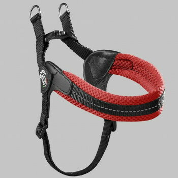 犬種の体型に合わせて胴回り部分の調節が可能なハーネスです。背中のバックルは簡単に着脱可能で、毎日の散歩やドッグラン、アジリティーなどの運動をする際に動きを妨げません。柔らかく触り心地の良いソフトメッシュ生地は軽くて通気性があり負担になりにく...