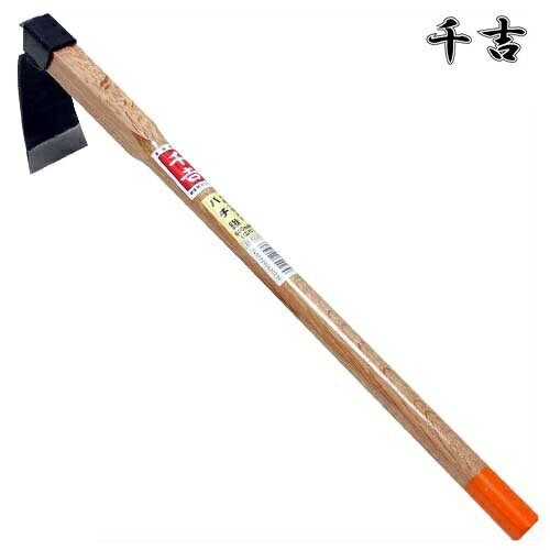 ※沖縄・離島への配送は追加送料を頂きます。 　ご注文確認後に、こちらで変更させて頂きます。 　送料表を確認しご了承の上ご注文をお願いします。 鍬。 穴掘り・土起こし用です。 広巾タイプ。 幅165×高さ610×奥行き75mm 重量680g