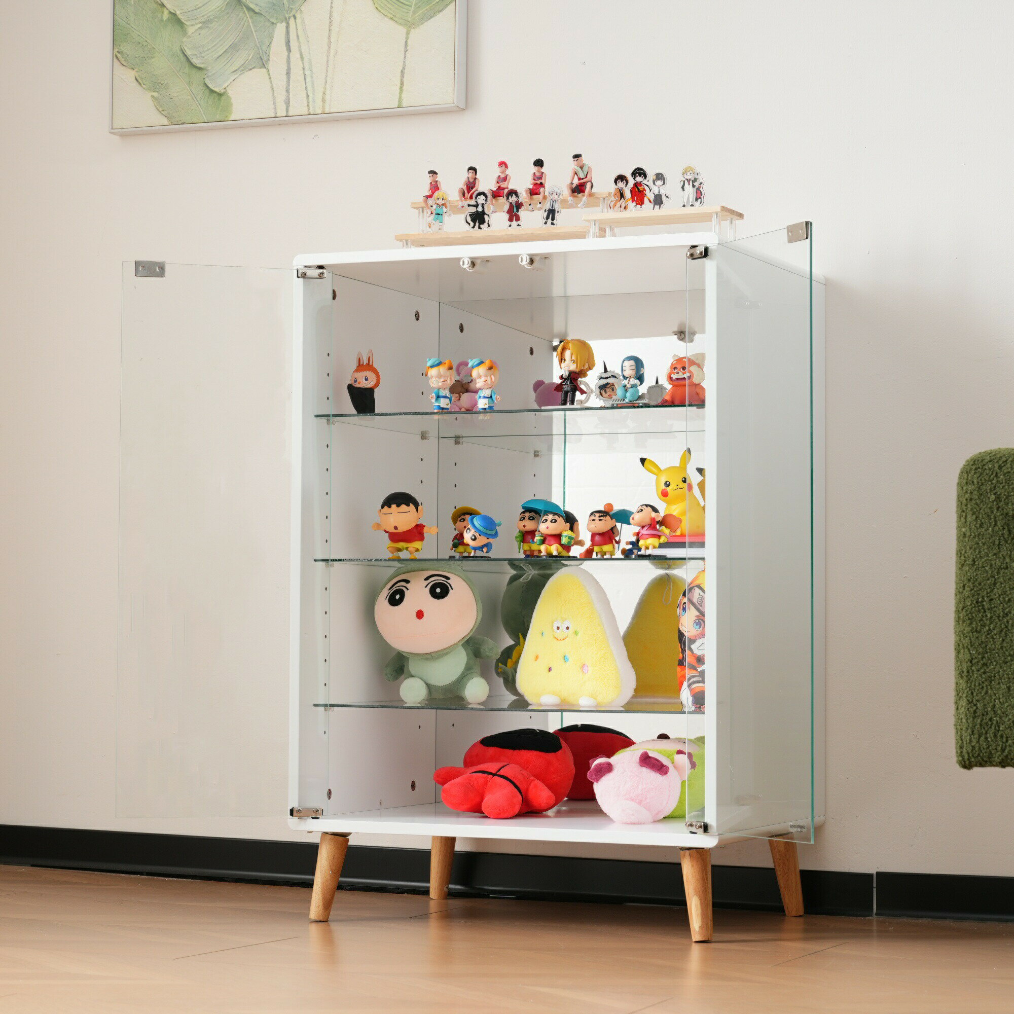 【飾る楽しさ広がる！背面ミラー付きコレクションキャビネット】 ガラス扉＆背面ミラー仕様で、飾ったフィギュアやグッズが美しく映える！ どの角度からでも推しの魅力をしっかり拝めます。 【3カラー展開でお部屋に合わせて選べる】 ホワイト・ライトグ...