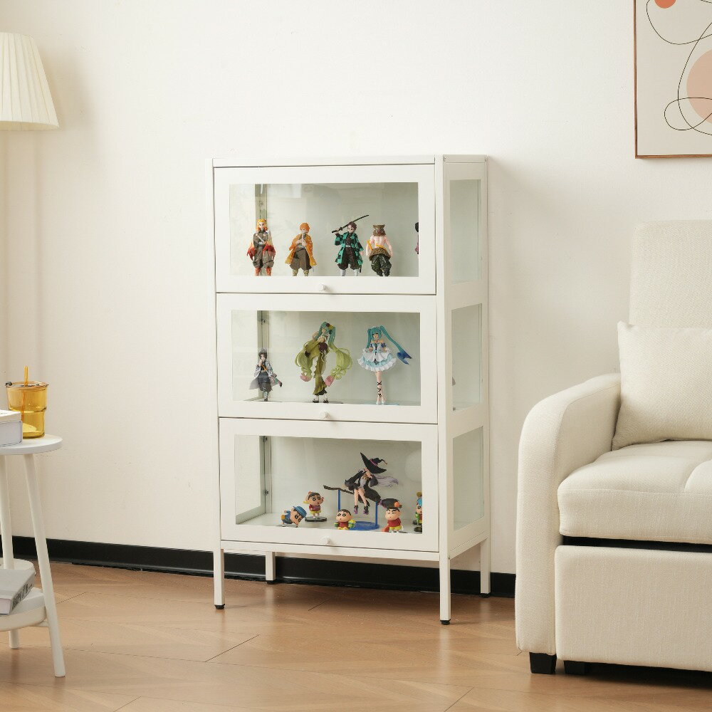 【ホコリから守るガラス扉】 大切な推しグッズをホコリからしっかりガード。 強化ガラス使用で安心＆お手入れも簡単！ 【モダンで洗練されたデザイン】 置くだけで空間がオシャレに。香水や雑貨も美しくディスプレイ♪ お気に入りのアイテムを引き立てる...