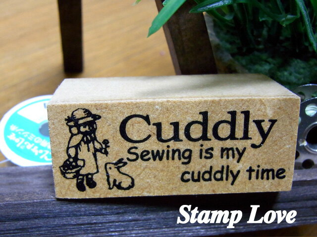 本体のサイズ 2cm×5cm 持ち手の長さ 3.2cm 和訳 抱きしめるほどかわいい　ソーイングは私のいとしい時間です。 どうぞ作品の仕上げ、タグテープを、お使い。 バーサクラフトかステイズオンにて捺印して下さい。