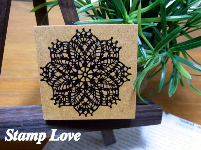 本体のサイズ 5cm×5cm 持ち手の長さ 2.4cm 人気のレーススタンプです。手作りのラッピングはもちろんいろんなものに捺印してみてはどうですか！ ステイズオンを使えばガラス・プラスチックなどにも捺印できます。