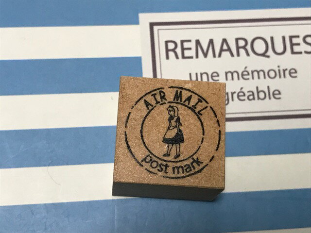 本体のサイズ 2cm×2cm 持ち手の長さ 2.4cm どうぞ封書の仕上げに絵柄付きAIR MAILスタンプ。