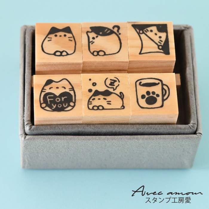 小さなミニスタンプ6セット。 手帳やワンポイントなど、 色んな用途で使える小さなスタンプセットです。 商品明細 素材 天然木・天然ゴム 本体サイズ 本体寸法　14mm×14mm×h22mm 6種 ★他の種類はこちら♪ ※メーカー希望小売価格...