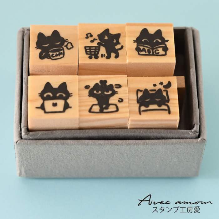 小さなミニスタンプ6セット。 手帳やワンポイントなど、 色んな用途で使える小さなスタンプセットです。 商品明細 素材 天然木・天然ゴム 本体サイズ 本体寸法　14mm×14mm×h22mm 6種 ★他の種類はこちら♪ ※メーカー希望小売価格...