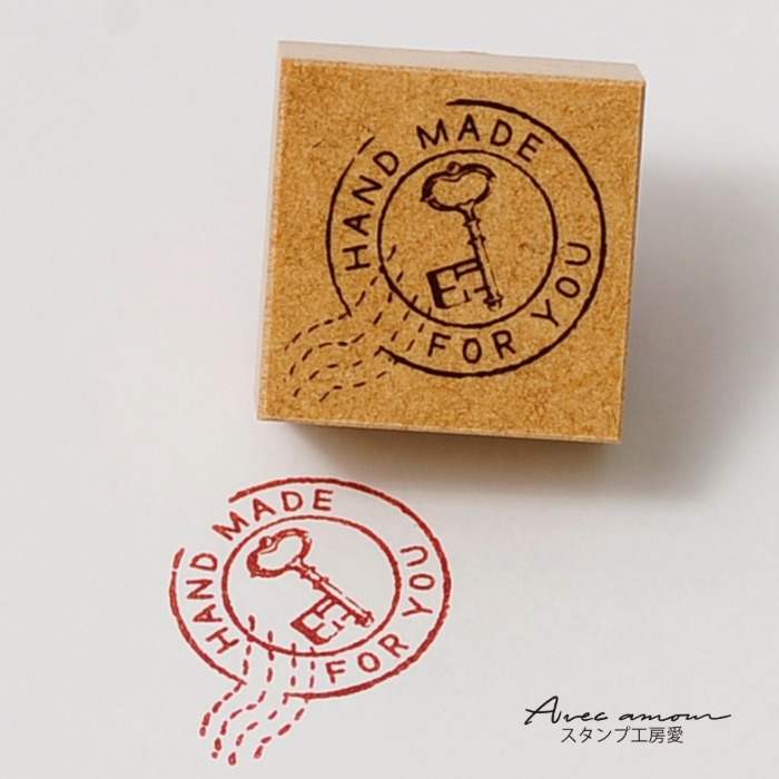 鍵の絵の入った消印柄のスタンプです。 絵柄の上にhand madeと描かれていて、 プレゼントやカードに使えます。 商品明細 素材 エコウッド・天然ゴム 本体サイズ 30mm×30mm ★他の種類はこちら♪ ※メーカー希望小売価格はメーカー...