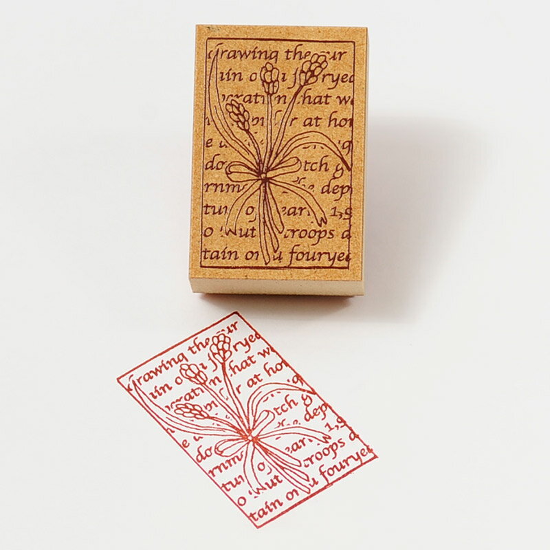 ラベンダーの花のような花束が描かれています。 ラベルのような、コラージュのような絵柄で、 色んな場所に使えそうな可愛いスタンプです。 商品明細 素材 エコウッド 本体サイズ 40mm×60mm×22mm ★他の種類はこちら♪　