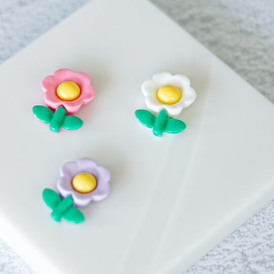 4個// フラワーパーツ 花 フラワー ピンク 紫 白 カボション 貼り付けパーツ アクリル アクセサリーパーツ ハンドメイドパーツ ピアス素材 樹脂 樹脂パーツ デコパーツ 問屋 卸 専門店 KF32P/02-05-001/KF32W 樹...