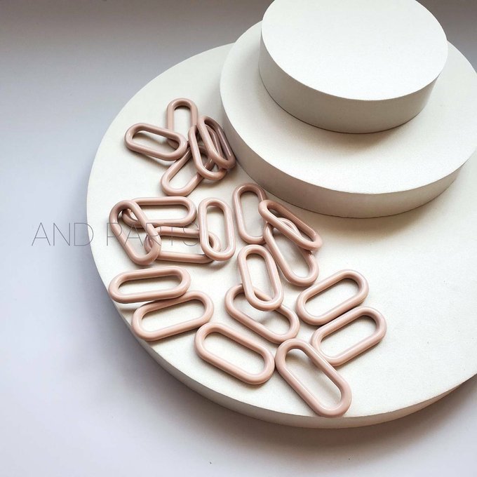 商品情報◆新型、連結パーツ登場いたしました切り込みのあるパーツに組み合わせて素敵なハンドメイドアクセサリー制作をお楽しみくださいませ◆2枚目画像をご参照くださいませ▲かすれによる小傷が生じる場合がございますが、交換対象にはなりませんので、ご...