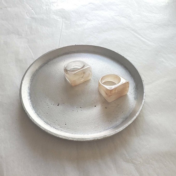 ベージュマーブルの大人シックなデザインのシンプルテイストなリング登場いたしました!!! そのままご使用されても十分に存在感のあるおしゃれなリングになります ▲合金チャームは付属されておりません　ただいま販売目途もございません レジンやストー...