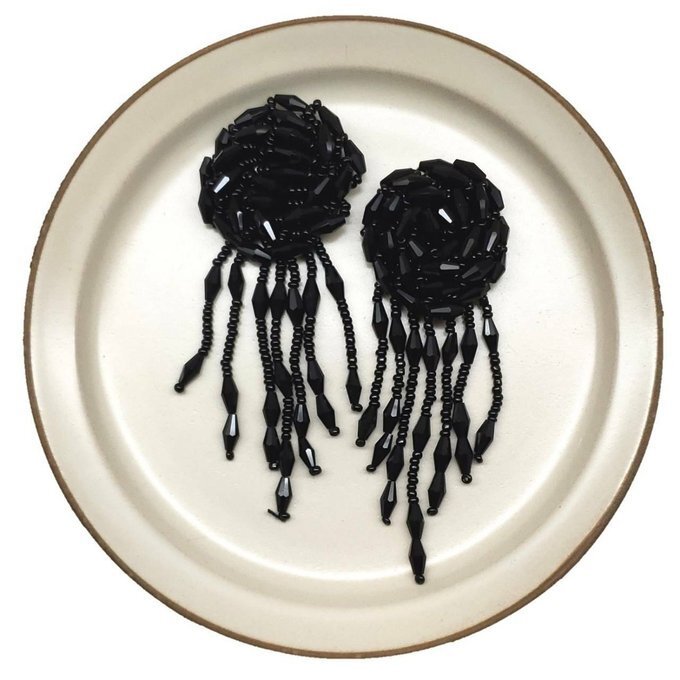 ◆珍しいジャラジャラビーズパーツ登場いたしました 金具を組み合わせて、素敵なハンドメイドアクセサリーをご制作くださいませ ▲ハンドメイド品になりますのでparts毎に若干大きさが異なる場合がございます ◆個数　2個入り　 ◆カラ-−　ブラッ...