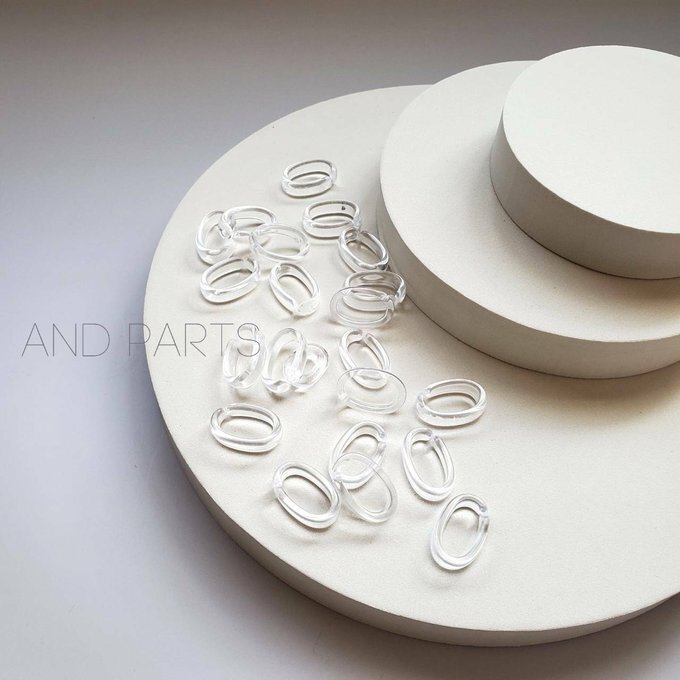 ◆パーツとパーツを連結するのに便利なアクリル素材のパーツになります ＜＜注意事項＞＞ いつもご利用いただきまして本当に感謝でいっぱいです ピアス埋め込みタイプ・連結パーツは輸送時破損を考慮させていただきまして 十分に考慮して梱包をさせていた...