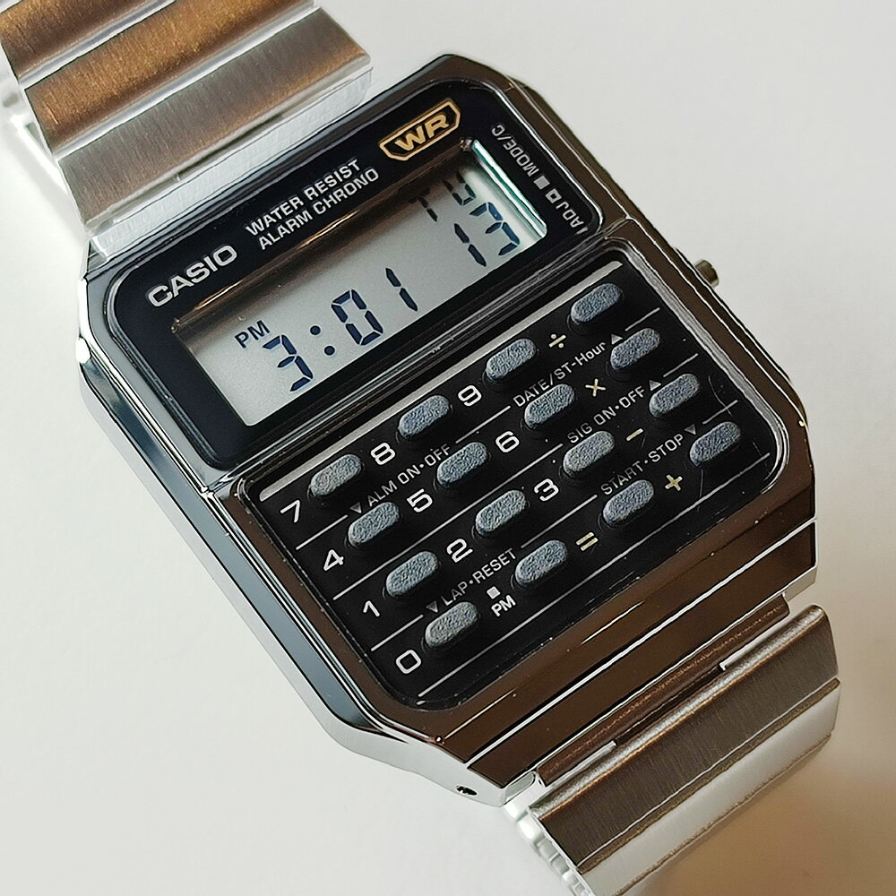 カシオのアイコニックな電卓デザインをモチーフにしたシリーズから、メタリックケースを採用したモデルです。 8桁計算機能のほかに、デュアルタイム、ストップウオッチ等便利で多彩な機能を備えています。 機能 ● 樹脂ガラス ● 日常生活用防水 ● ...