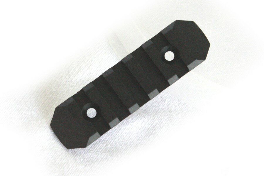 ・メーカー：UFC ・材質：アルミ合金 ・重さ：22g ・サイズ：全長：約74.8mm、幅：約20.6mm、厚さ：約10.8mm ・対応：KEYMODホール搭載機種、M-LOKホール搭載機種 （付属品） KEYMOD用ナット＆スクリュー　x...