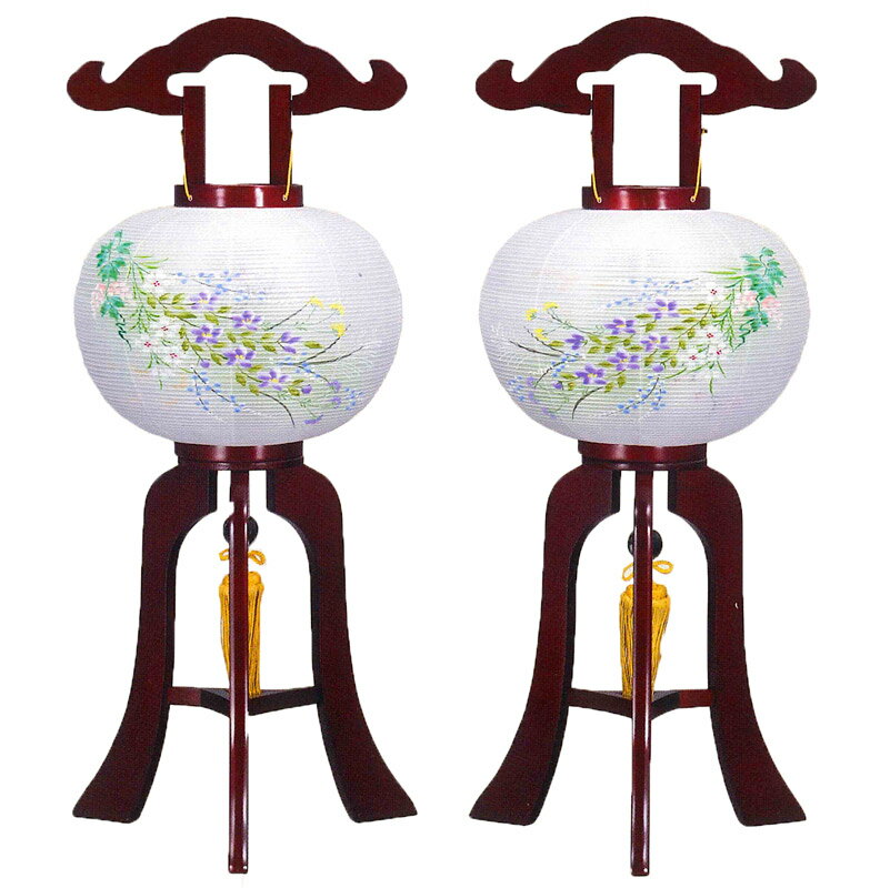 大内行灯 9号 サクラ色 絹二重 【一対入】 サイズ 高さ70cm×火袋の直径28φcm 特徴 天然木・絹張り二重　金房・風鎮付 手足：サクラ色塗 絵柄：秋花（撫子・萩・桔梗他） 電源：コード式 9号サイズの可愛らしい対柄の行灯です。様々な...